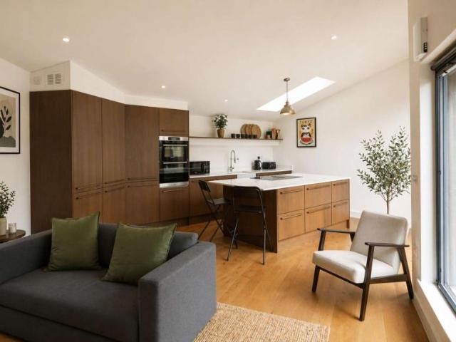 2 Bedroom Apartment London London LS101545176