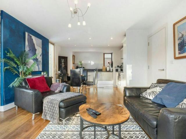 2 Bedroom Apartment London London LS101587569