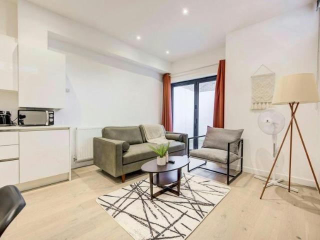 2 Bedroom Apartment London London LS101587724
