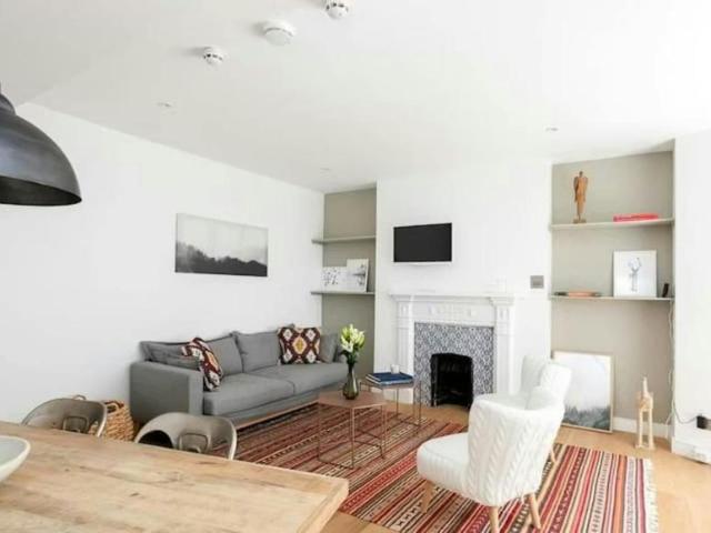2 Bedroom Apartment London London LS101587862