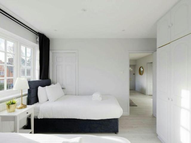 2 Bedroom Apartment London London LS101588012