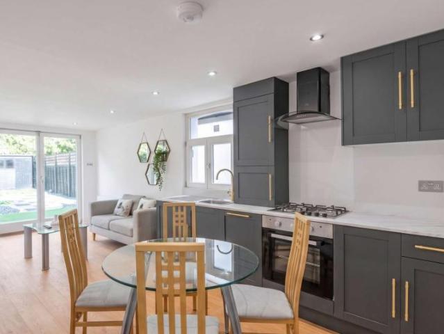 2 Bedroom Apartment London London LS101638291