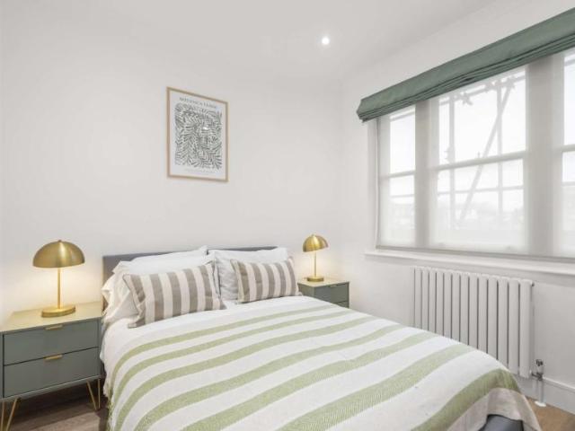 2 Bedroom Apartment London London LS101671612