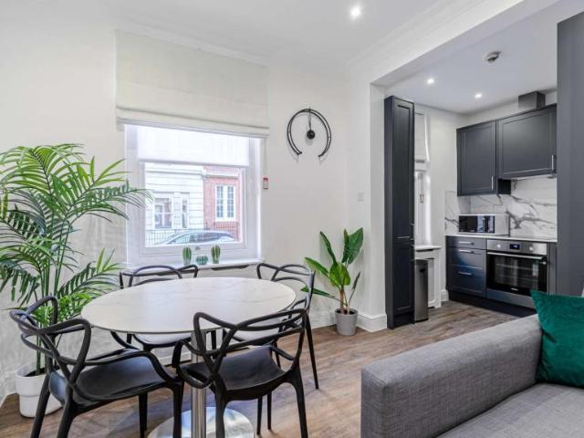 2 Bedroom Apartment London London LS101671138