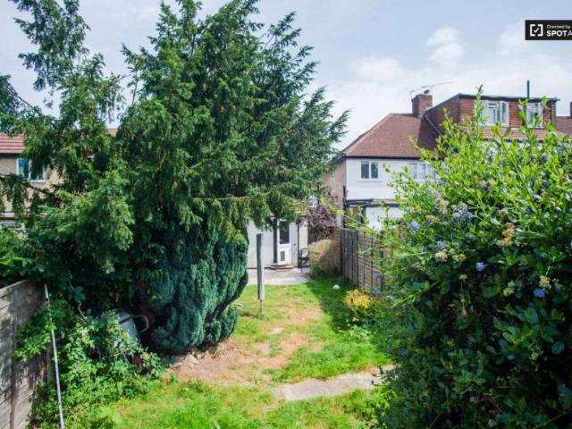 2 Bedroom Apartment London London LS101672147