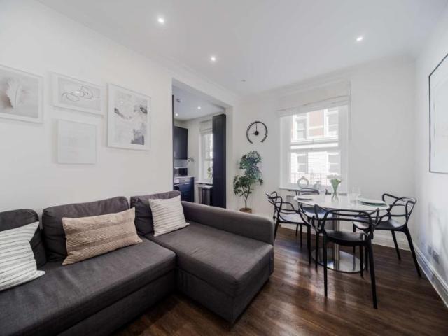 2 Bedroom Apartment London London LS101693940