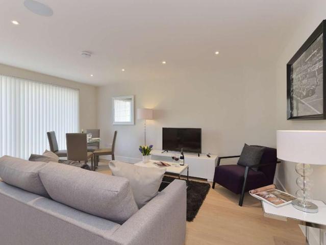 2 Bedroom Apartment London London LS101733205