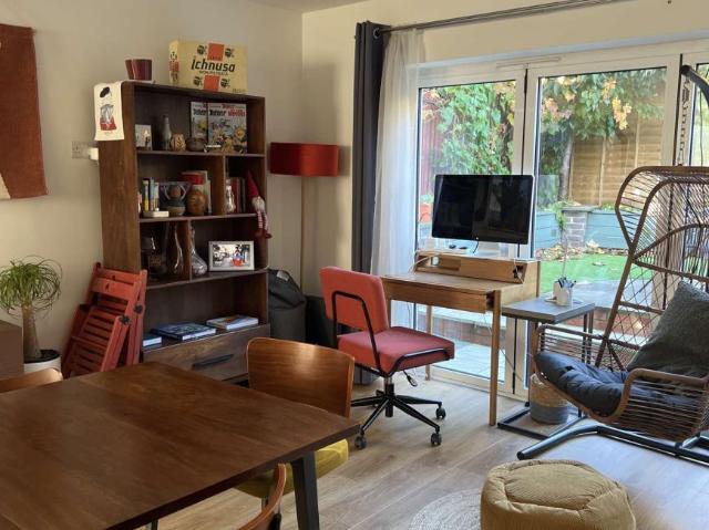 2 Bedroom Apartment London London LS101737495