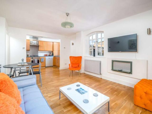 2 Bedroom Apartment London London LS101772345