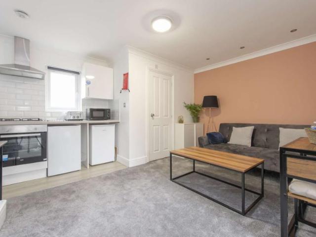 2 Bedroom Apartment London London LS101809532