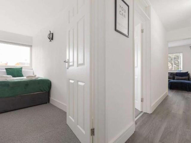 2 Bedroom Apartment London London LS101812972