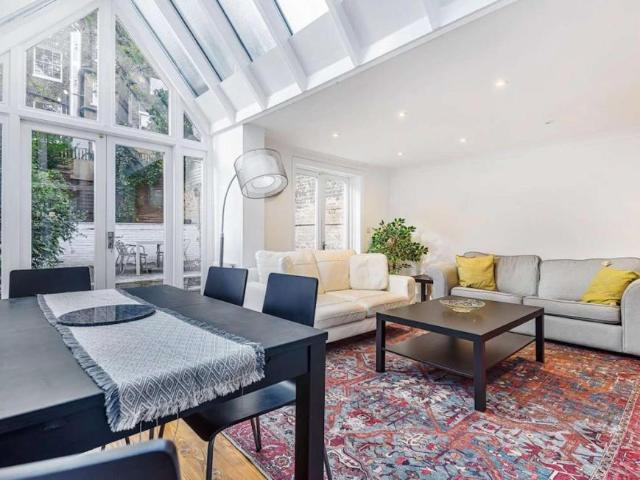 2 Bedroom Apartment London London LS101813492