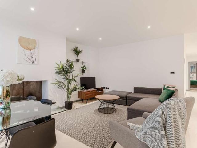 2 Bedroom Apartment London London LS101815412