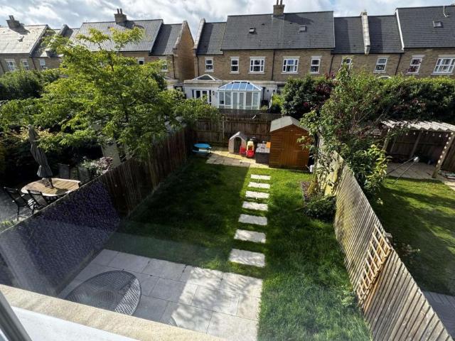 2 Bedroom Apartment London London LS101815278