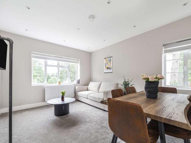 2 Bedroom Apartment London London LS101815347