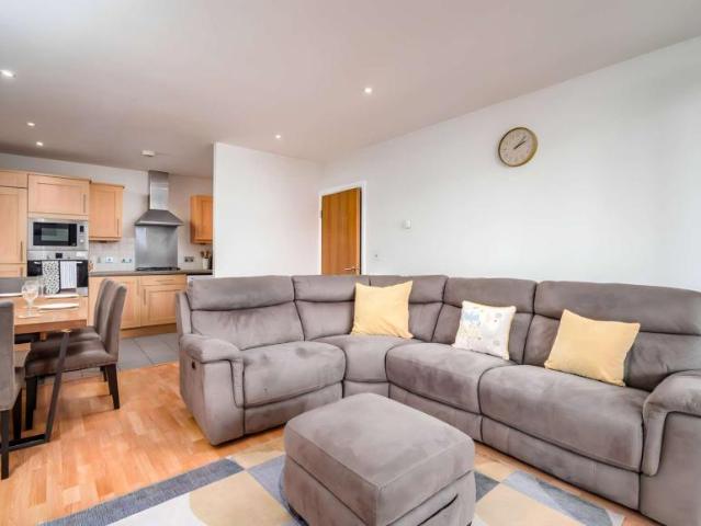 2 Bedroom Apartment London London LS101816583