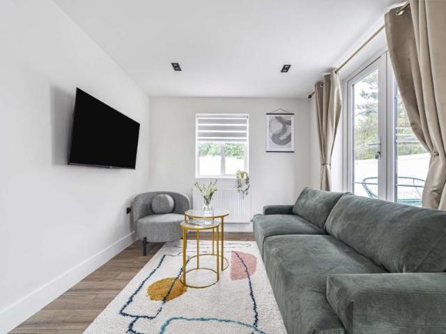 2 Bedroom Apartment London London LS101817471