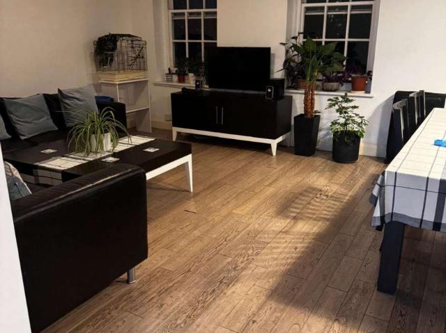 2 Bedroom Apartment London London LS101817944