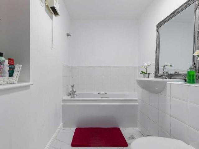 2 Bedroom Apartment London London LS101817963