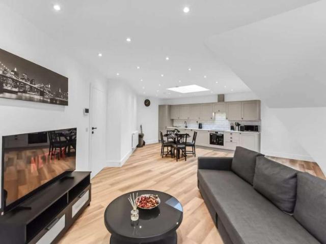 2 Bedroom Apartment London London LS101818415