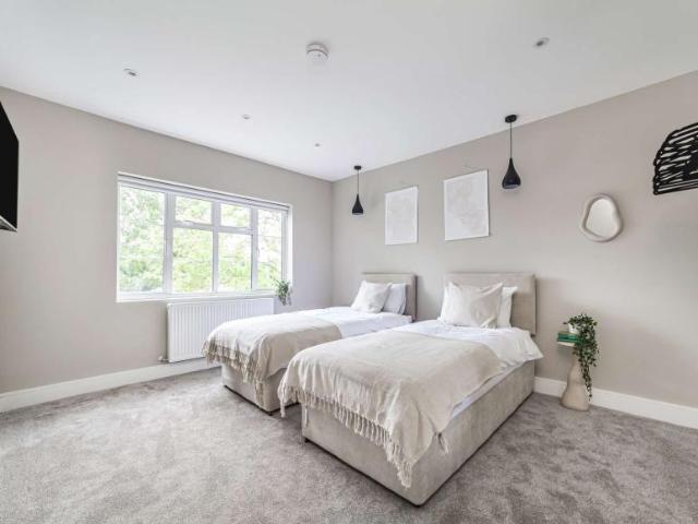 2 Bedroom Apartment London London LS101818442