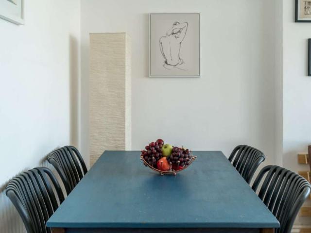 2 Bedroom Apartment London London LS101818348