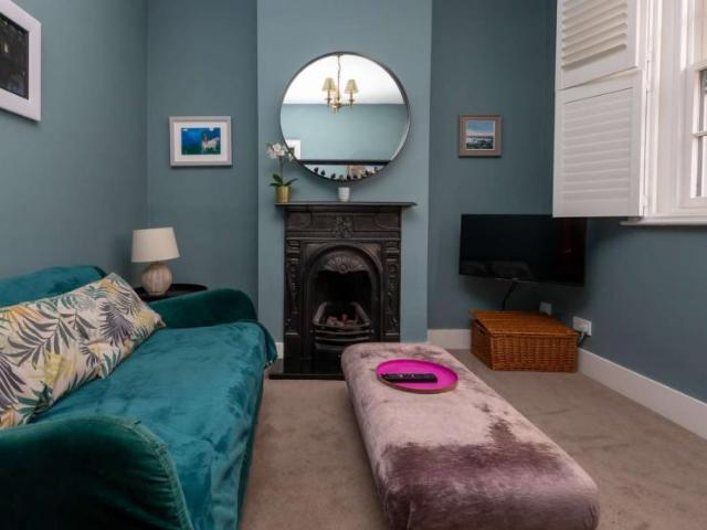 2 Bedroom Apartment London London LS101819839