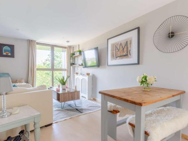 2 Bedroom Apartment London London LS101821062