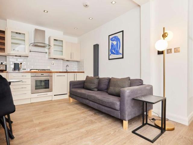 2 Bedroom Apartment London London LS101822743
