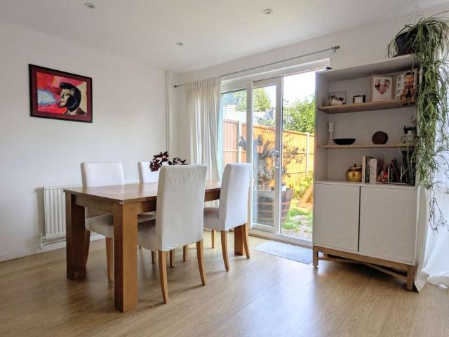 2 Bedroom Apartment London London LS101823519