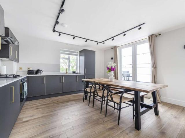 2 Bedroom Apartment London London LS101823882