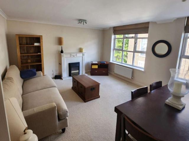 2 Bedroom Apartment London London LS101823028