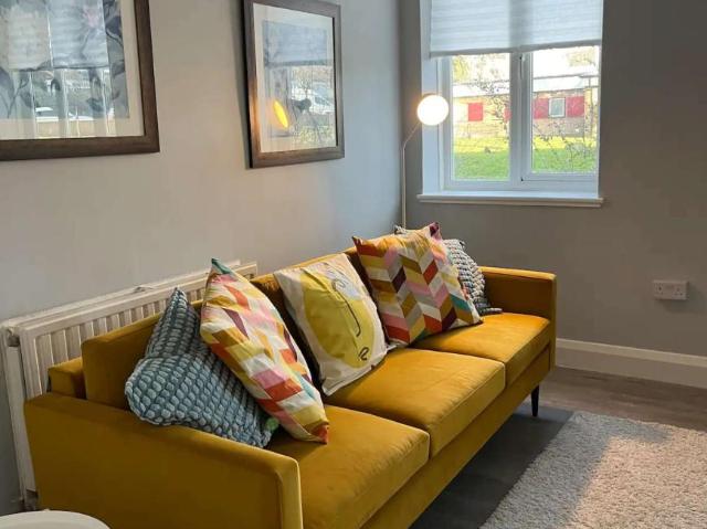 2 Bedroom Apartment London London LS101823044