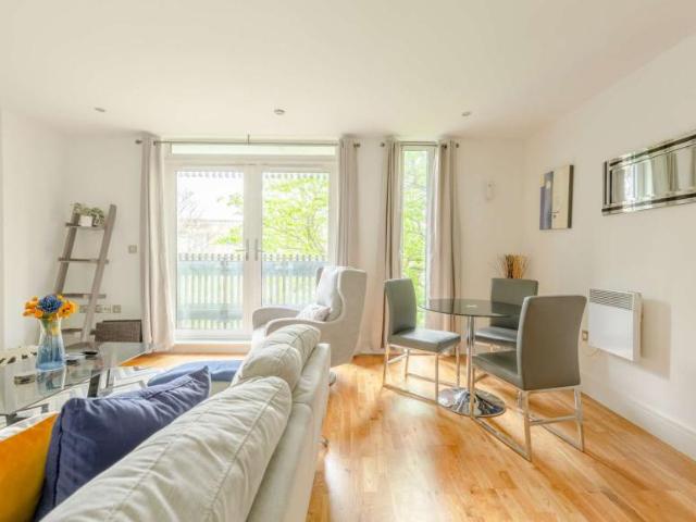 2 Bedroom Apartment London London LS101823074