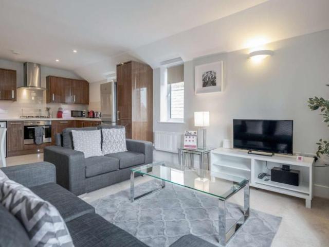 2 Bedroom Apartment London London LS101835280