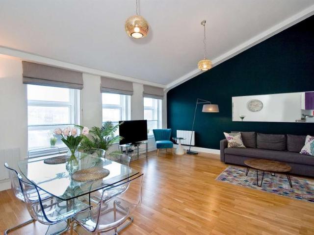 2 Bedroom Apartment London London LS101837761