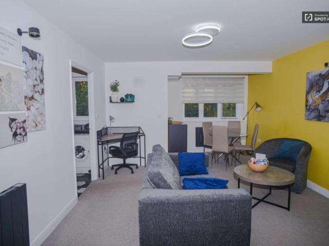 2 Bedroom Apartment London London LS101837785