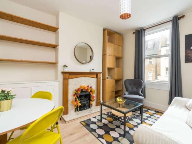 2 Bedroom Apartment London London LS101837989