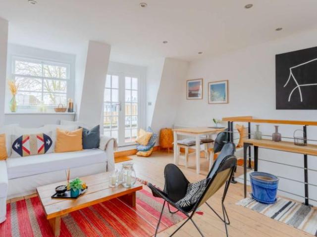 2 Bedroom Apartment London London LS101837268