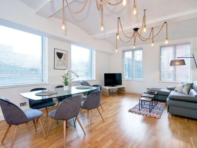 2 Bedroom Apartment London London LS101838103