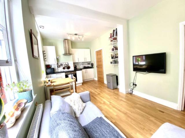 2 Bedroom Apartment London London LS101841478