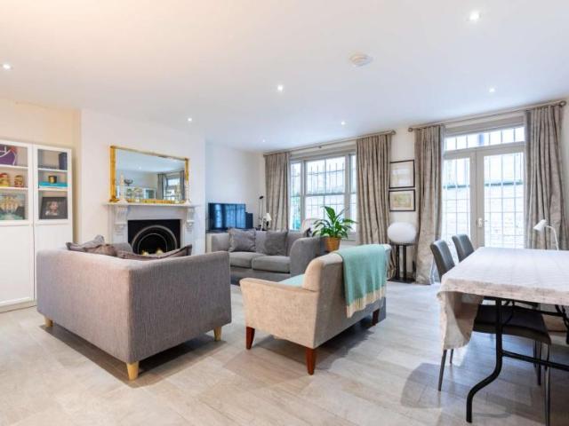 2 Bedroom Apartment London London LS101843444