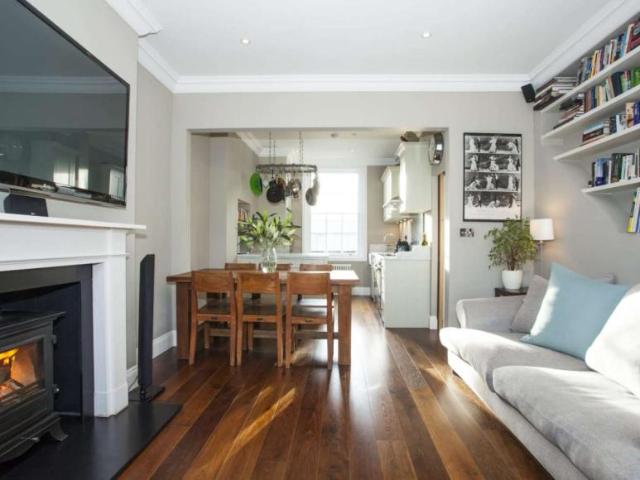 2 Bedroom Apartment London London LS101846821