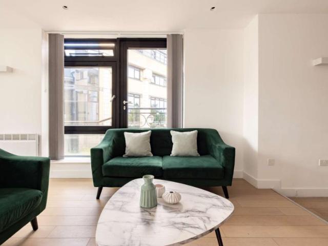 2 Bedroom Apartment London London LS101849533