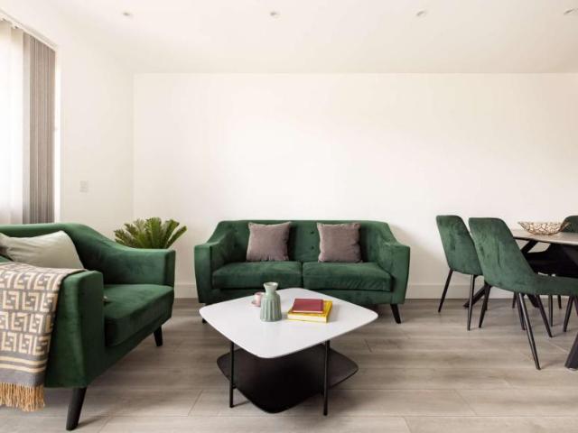 2 Bedroom Apartment London London LS101849570
