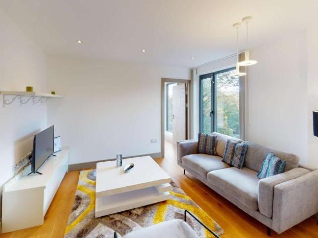 2 Bedroom Apartment London London LS101849590