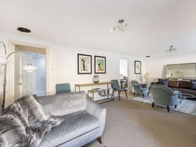 2 Bedroom Apartment London London LS101850468