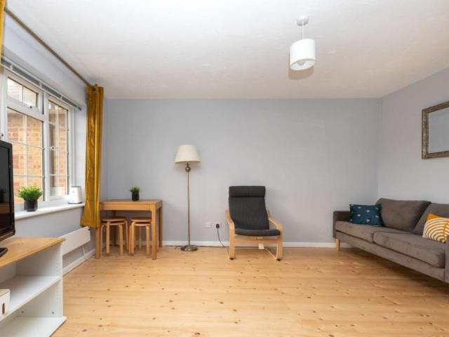 2 Bedroom Apartment London London LS101850010