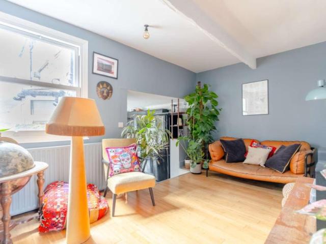 2 Bedroom Apartment London London LS101851555