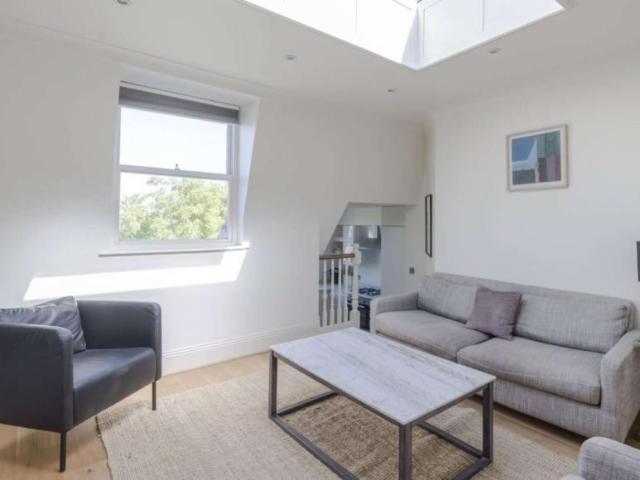 2 Bedroom Apartment London London LS101851676